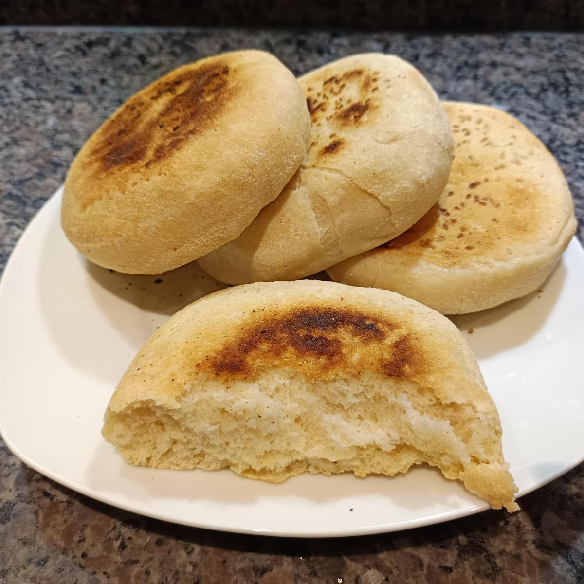 Pfannen-Brot, Fladenbrot, Batbout, marokkanisches Brot von zawel. Ein ...