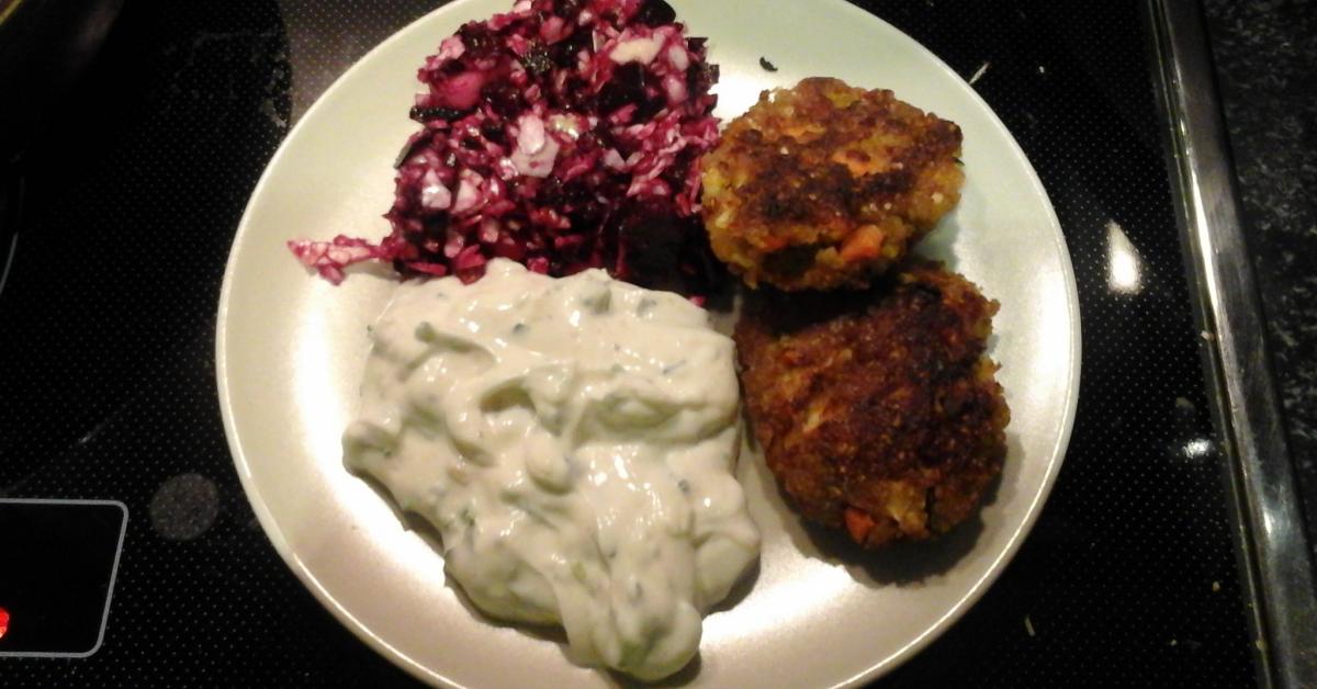 Gemüse-Grünkern-Bratlinge mit Kräuterquark und Rote Beete Salat von ...