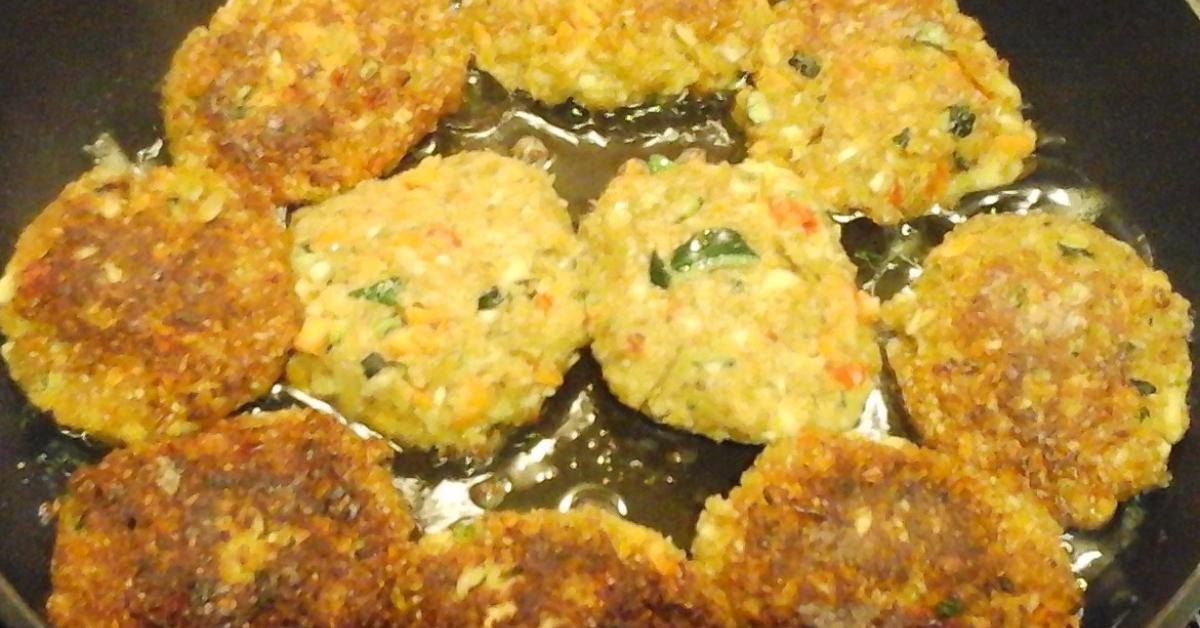 Gemüse-Grünkern-Bratlinge mit Kräuterquark und Rote Beete Salat von ...